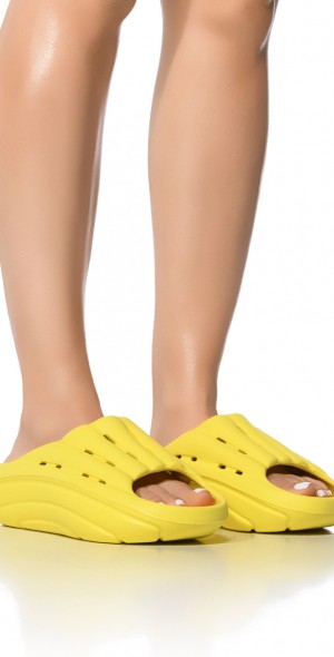UGG - FOAMO SLIDE IN YELLOW