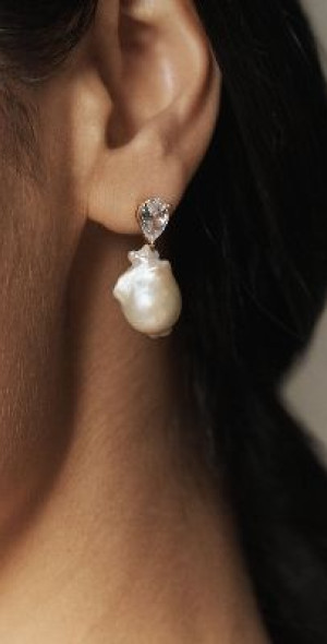 Shashi - Cleo Pearl Earrings