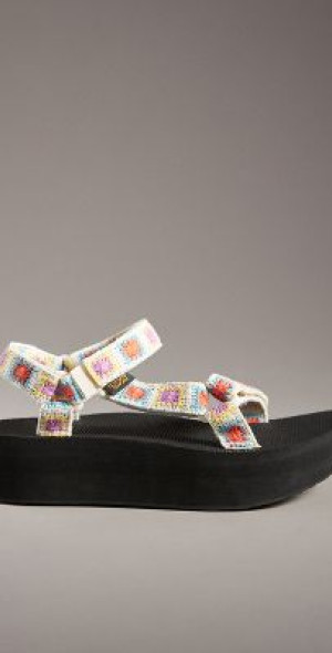 Teva - Flatform Universal Crochet Sandals