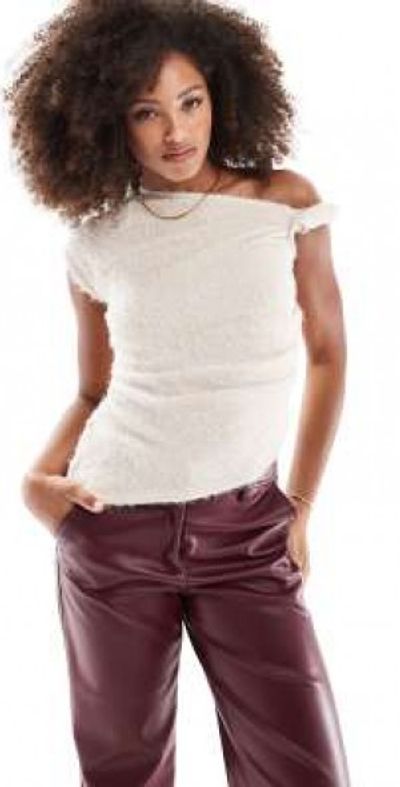 ASOS DESIGN - fluffy knit twisted strap top in cream-pink