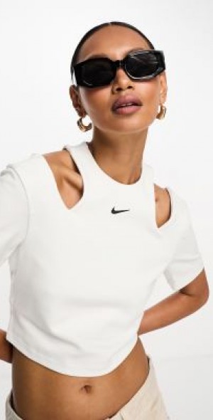 Nike - Essential top in white