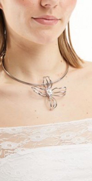 Reclaimed Vintage - silver torque necklace with flower