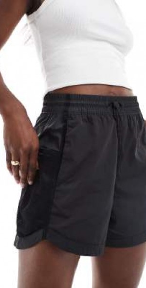 The North Face - 2000 Mountain Wind shorts in black