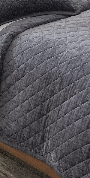 Amity Home - Simona Velvet Quilt, Queen