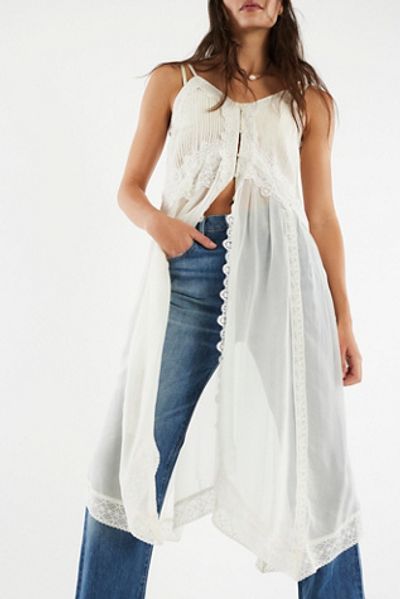 A Maxi Top Makes For The Dreamiest Outfit