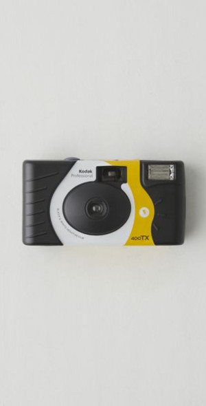 Kodak - Tri-X 400 Single-Use Flash Camera in Black at Urban Outfitters